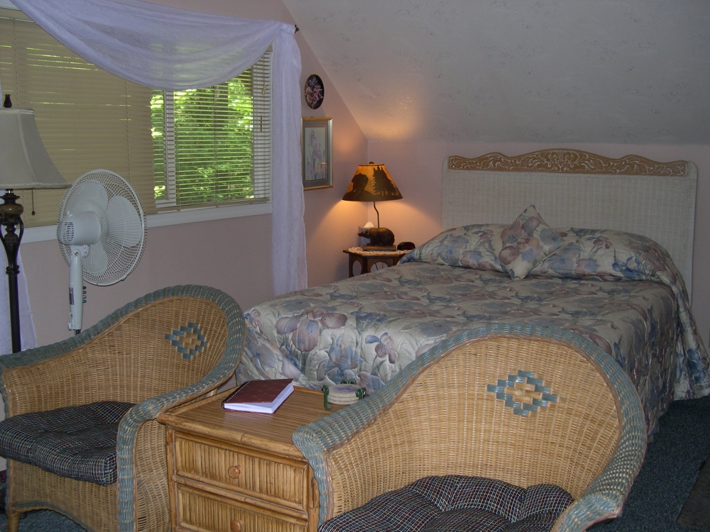 Roaring River B&B - Million dollar view - The Bear Iris Room